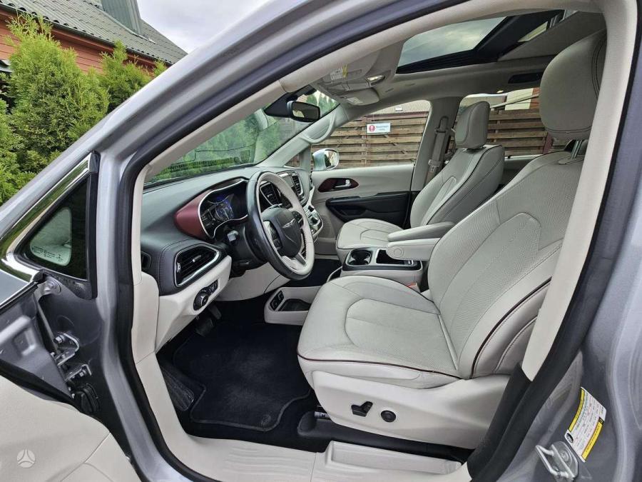 Grey Chrysler Pacifica 2020 in Kretinga, with an engine capacity of 3.60 L and mileage of 200 thousand km for 15799 €, photo 21 on AUTOMOTO.COM.LV