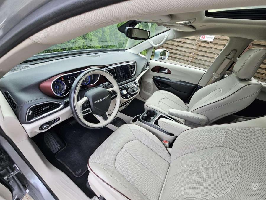 Grey Chrysler Pacifica 2020 in Kretinga, with an engine capacity of 3.60 L and mileage of 200 thousand km for 15799 €, photo 22 on AUTOMOTO.COM.LV