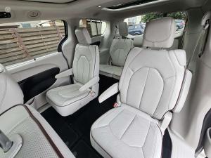 Grey Chrysler Pacifica 2020 in Kretinga, with an engine capacity of 3.60 L and mileage of 200 thousand km for 15799 €, photo 23 on AUTOMOTO.COM.LV