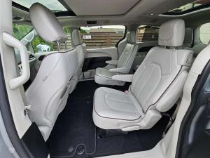 Grey Chrysler Pacifica 2020 in Kretinga, with an engine capacity of 3.60 L and mileage of 200 thousand km for 15799 €, photo 24 on AUTOMOTO.COM.LV