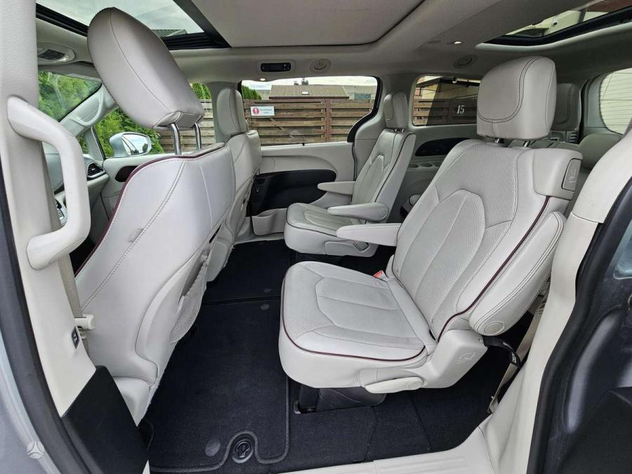 Grey Chrysler Pacifica 2020 in Kretinga, with an engine capacity of 3.60 L and mileage of 200 thousand km for 15799 €, photo 24 on AUTOMOTO.COM.LV