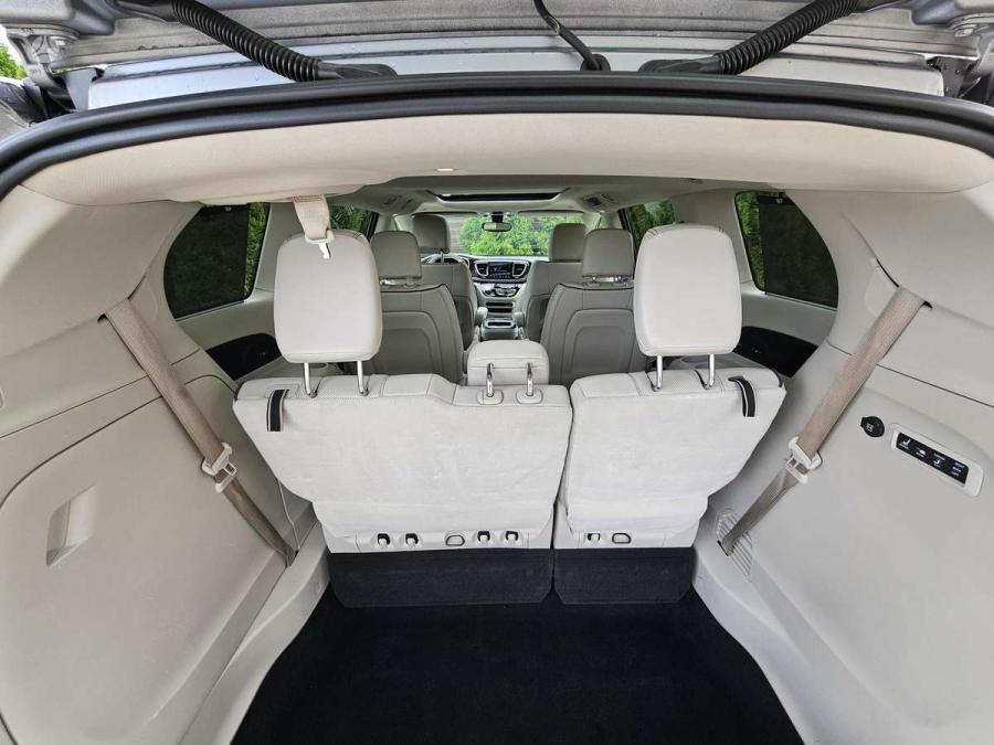 Grey Chrysler Pacifica 2020 in Kretinga, with an engine capacity of 3.60 L and mileage of 200 thousand km for 15799 €, photo 25 on AUTOMOTO.COM.LV
