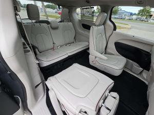 Grey Chrysler Pacifica 2020 in Kretinga, with an engine capacity of 3.60 L and mileage of 200 thousand km for 15799 €, photo 26 on AUTOMOTO.COM.LV