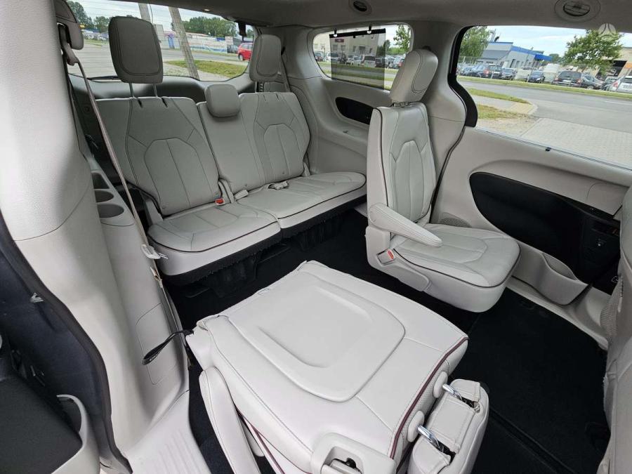 Grey Chrysler Pacifica 2020 in Kretinga, with an engine capacity of 3.60 L and mileage of 200 thousand km for 15799 €, photo 26 on AUTOMOTO.COM.LV