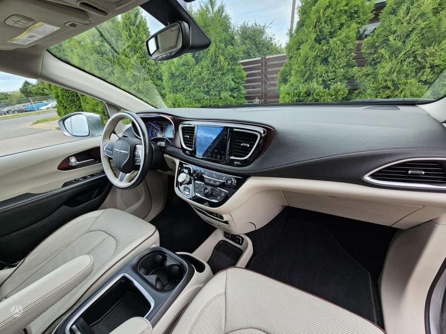 Grey Chrysler Pacifica 2020 in Kretinga, with an engine capacity of 3.60 L and mileage of 200 thousand km for 15799 €, photo 27 on AUTOMOTO.COM.LV