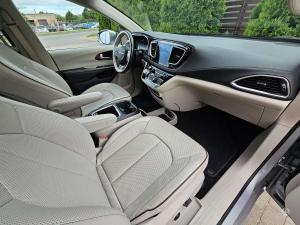 Grey Chrysler Pacifica 2020 in Kretinga, with an engine capacity of 3.60 L and mileage of 200 thousand km for 15799 €, photo 28 on AUTOMOTO.COM.LV
