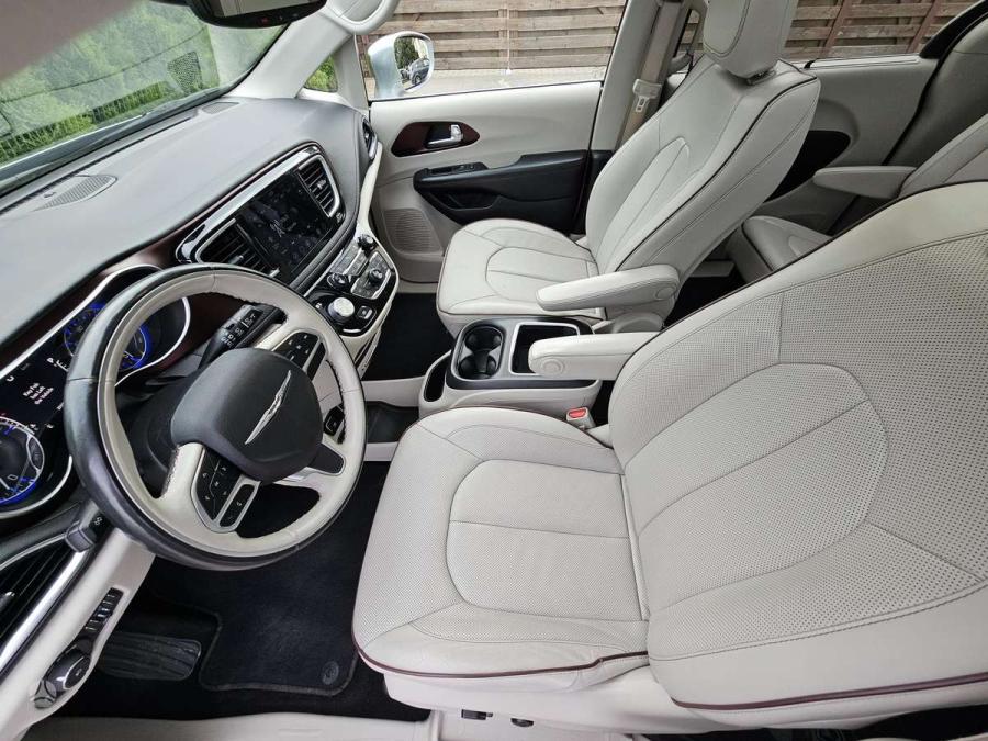 Grey Chrysler Pacifica 2020 in Kretinga, with an engine capacity of 3.60 L and mileage of 200 thousand km for 15799 €, photo 29 on AUTOMOTO.COM.LV