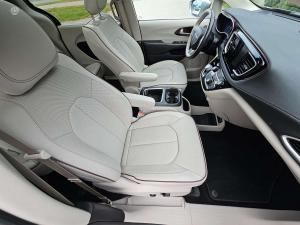 Grey Chrysler Pacifica 2020 in Kretinga, with an engine capacity of 3.60 L and mileage of 200 thousand km for 15799 €, photo 30 on AUTOMOTO.COM.LV
