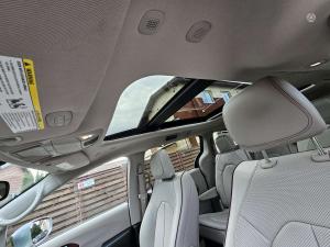 Grey Chrysler Pacifica 2020 in Kretinga, with an engine capacity of 3.60 L and mileage of 200 thousand km for 15799 €, photo 31 on AUTOMOTO.COM.LV