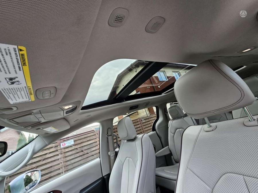 Grey Chrysler Pacifica 2020 in Kretinga, with an engine capacity of 3.60 L and mileage of 200 thousand km for 15799 €, photo 31 on AUTOMOTO.COM.LV