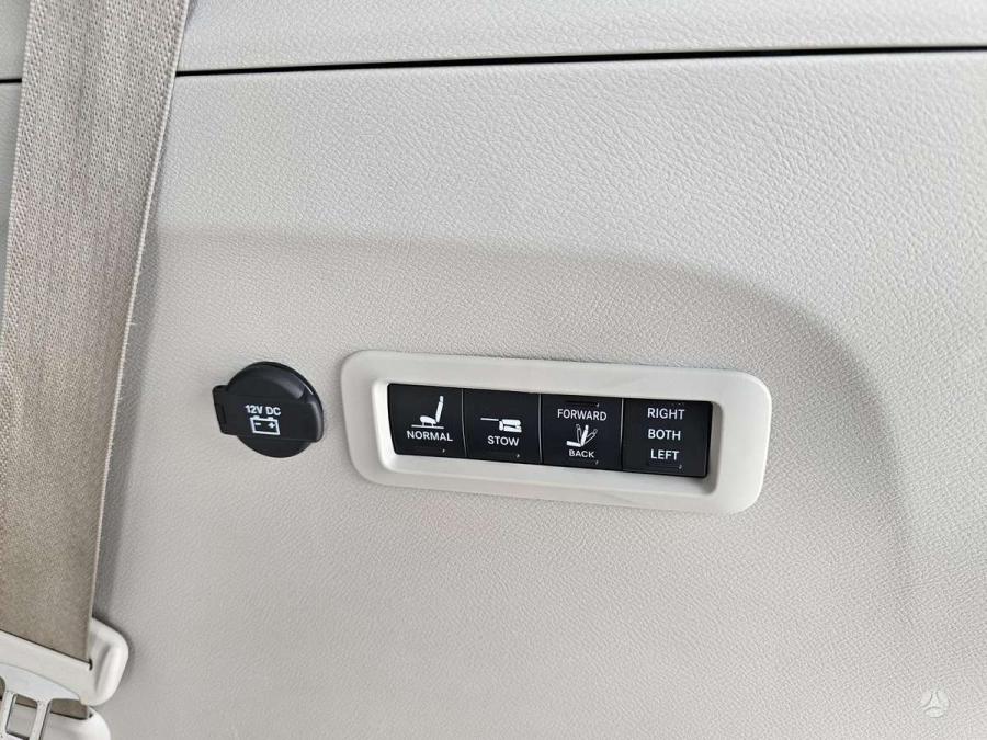 Grey Chrysler Pacifica 2020 in Kretinga, with an engine capacity of 3.60 L and mileage of 200 thousand km for 15799 €, photo 32 on AUTOMOTO.COM.LV