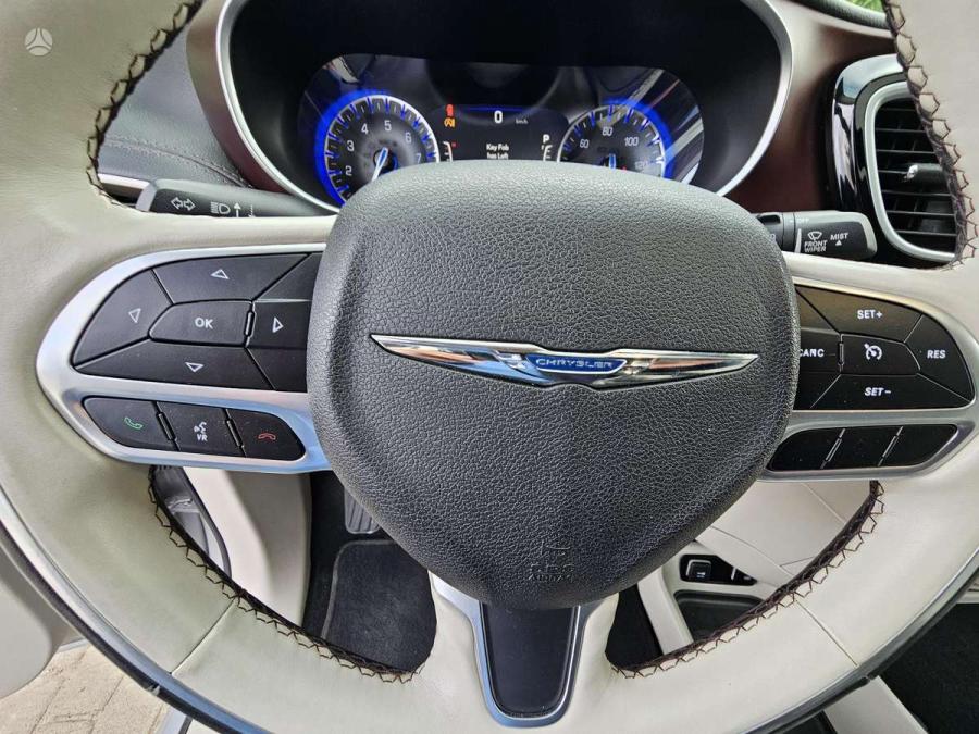 Grey Chrysler Pacifica 2020 in Kretinga, with an engine capacity of 3.60 L and mileage of 200 thousand km for 15799 €, photo 33 on AUTOMOTO.COM.LV