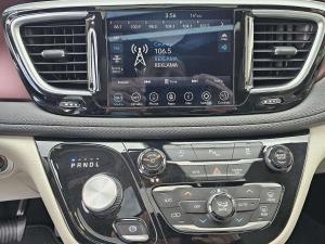 Grey Chrysler Pacifica 2020 in Kretinga, with an engine capacity of 3.60 L and mileage of 200 thousand km for 15799 €, photo 37 on AUTOMOTO.COM.LV
