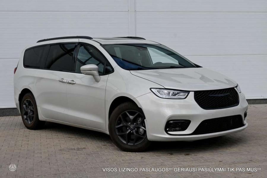 Grey Chrysler Pacifica 2020 in Kretinga, with an engine capacity of 3.61 L and mileage of 84 thousand km for 24499 €, photo 1 on AUTOMOTO.COM.LV