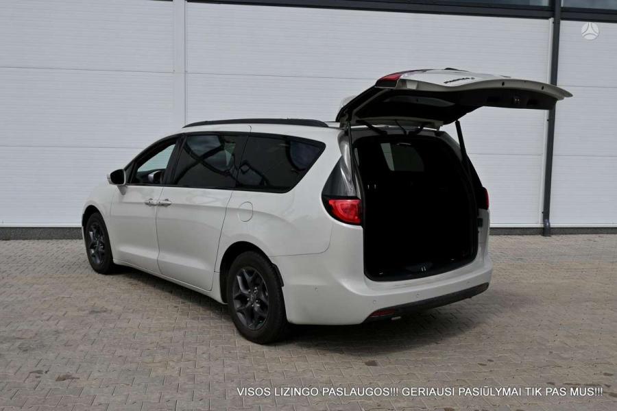 Grey Chrysler Pacifica 2020 in Kretinga, with an engine capacity of 3.61 L and mileage of 84 thousand km for 24499 €, photo 15 on AUTOMOTO.COM.LV