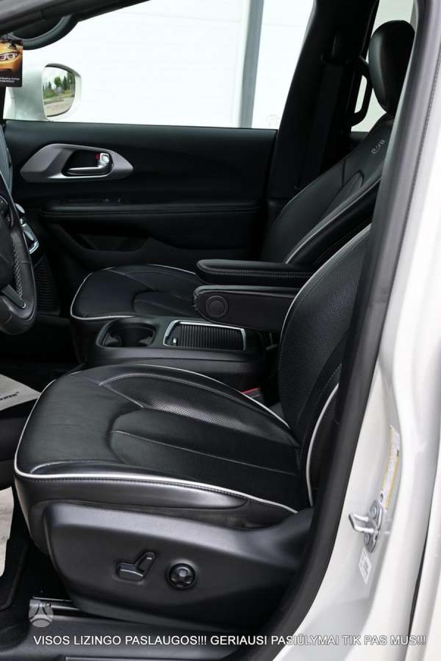 Grey Chrysler Pacifica 2020 in Kretinga, with an engine capacity of 3.61 L and mileage of 84 thousand km for 24499 €, photo 25 on AUTOMOTO.COM.LV