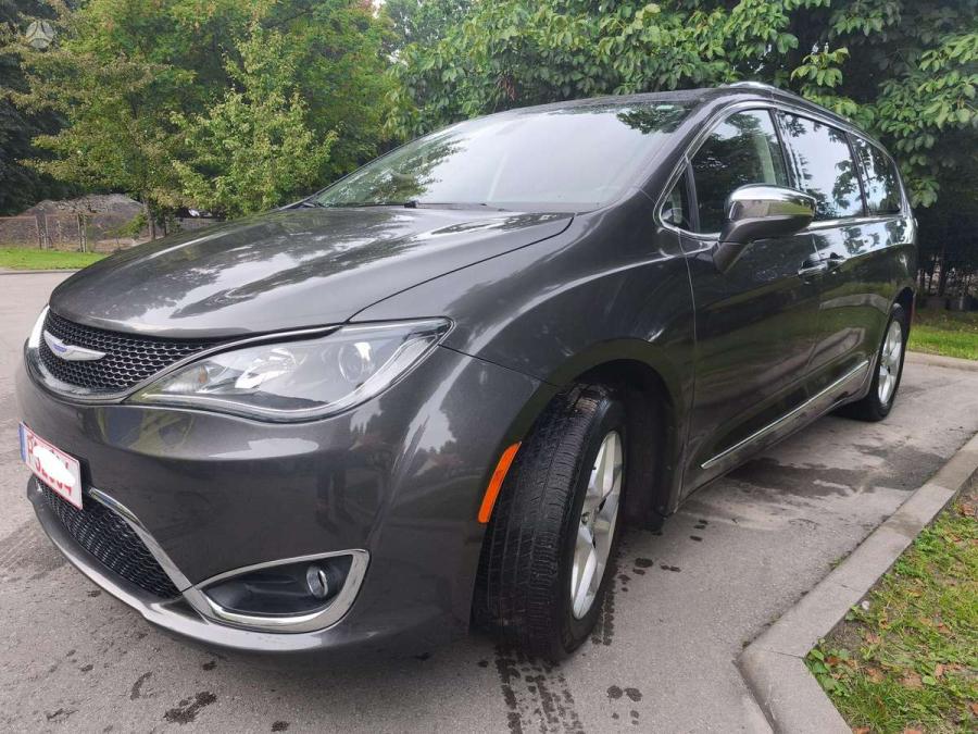 Grey Chrysler Pacifica 2020 in Klaipeda, with an engine capacity of 3.60 L and mileage of 140 thousand km for 16500 €, photo 1 on AUTOMOTO.COM.LV