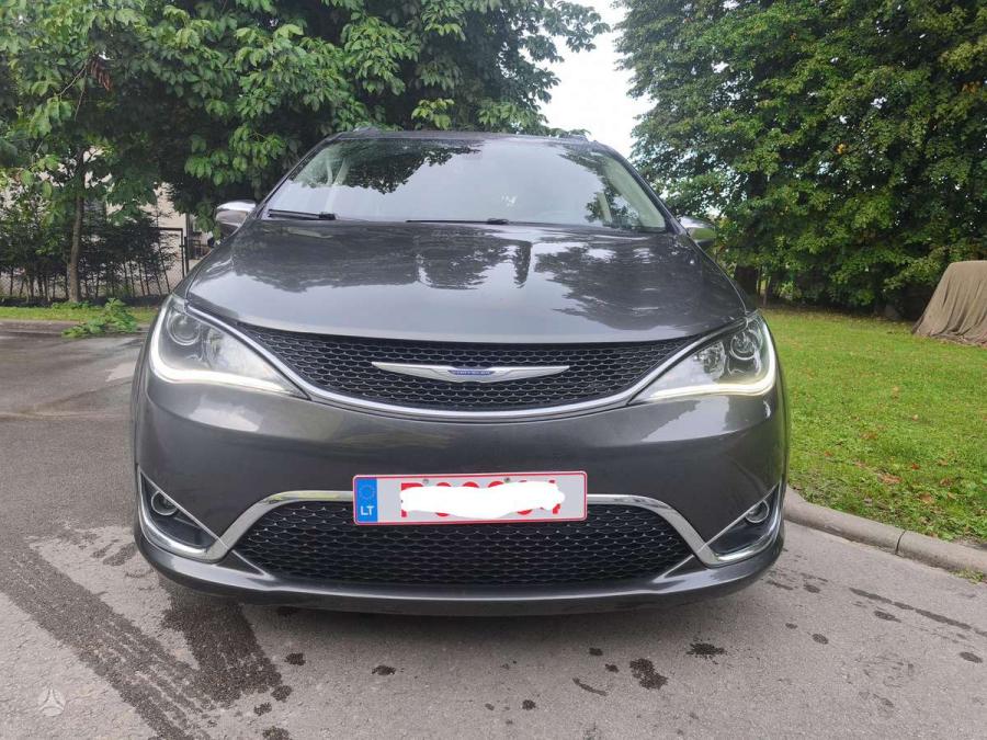 Grey Chrysler Pacifica 2020 in Klaipeda, with an engine capacity of 3.60 L and mileage of 140 thousand km for 16500 €, photo 3 on AUTOMOTO.COM.LV