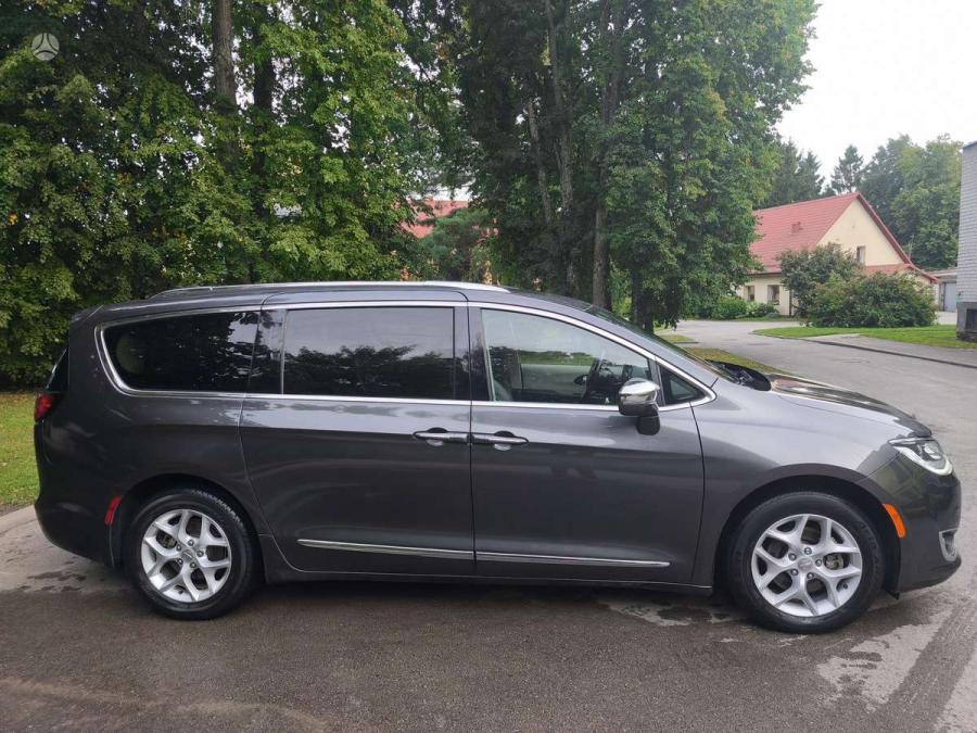 Grey Chrysler Pacifica 2020 in Klaipeda, with an engine capacity of 3.60 L and mileage of 140 thousand km for 16500 €, photo 4 on AUTOMOTO.COM.LV
