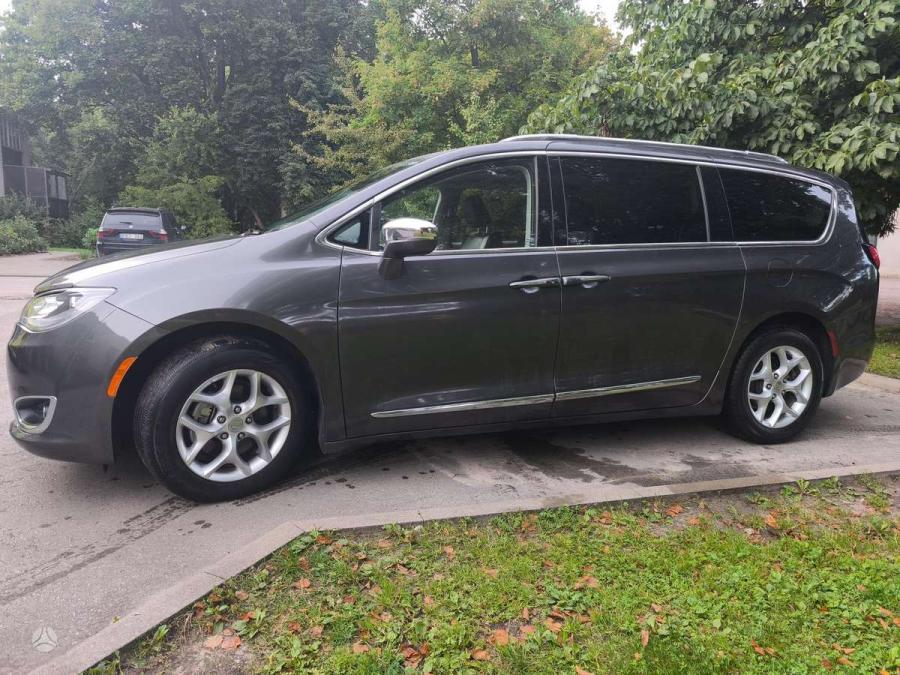Grey Chrysler Pacifica 2020 in Klaipeda, with an engine capacity of 3.60 L and mileage of 140 thousand km for 16500 €, photo 5 on AUTOMOTO.COM.LV
