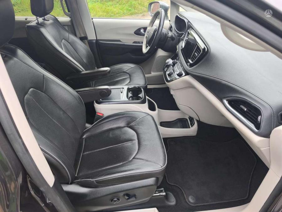 Grey Chrysler Pacifica 2020 in Klaipeda, with an engine capacity of 3.60 L and mileage of 140 thousand km for 16500 €, photo 9 on AUTOMOTO.COM.LV