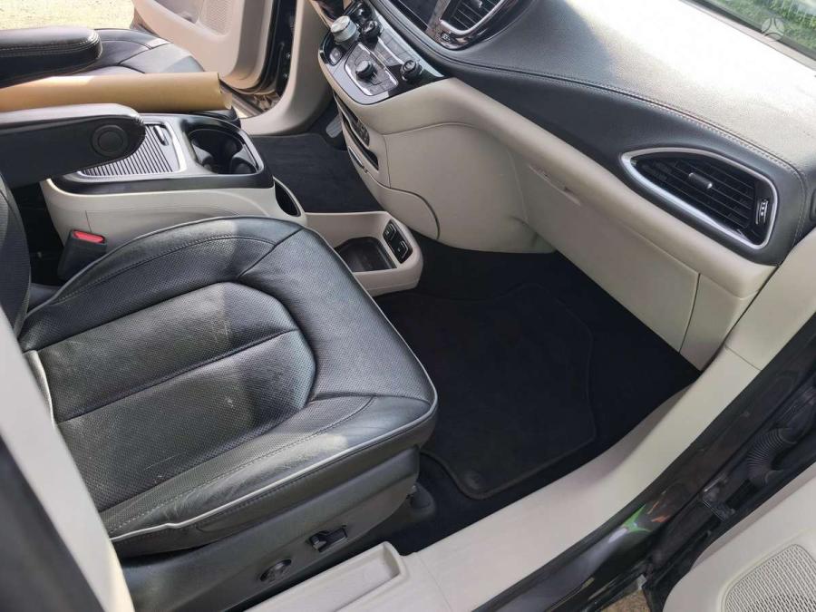 Grey Chrysler Pacifica 2020 in Klaipeda, with an engine capacity of 3.60 L and mileage of 140 thousand km for 16500 €, photo 11 on AUTOMOTO.COM.LV