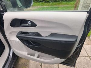 Grey Chrysler Pacifica 2020 in Klaipeda, with an engine capacity of 3.60 L and mileage of 140 thousand km for 16500 €, photo 12 on AUTOMOTO.COM.LV