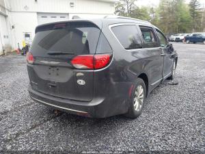 Pelēks Chrysler Pacifica 2020 Telšiai, ar dzinēja tilpumu 3.61 L un nobraukumu 200 tūkst. km par 6800 €, foto 6 vietnē AUTOMOTO.COM.LV