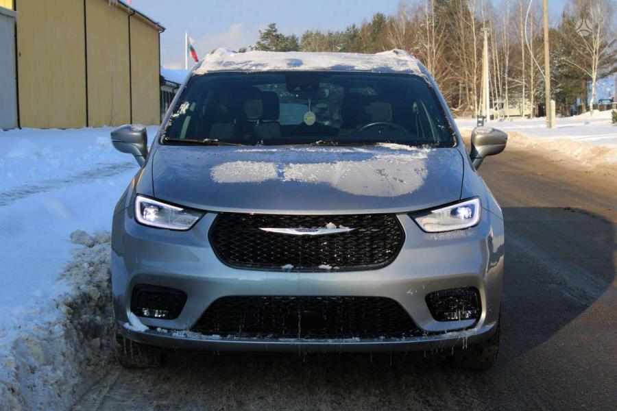 Grey Chrysler Pacifica 2021 in Vilnius, with an engine capacity of 3.61 L and mileage of 141 thousand km for 22900 €, photo 2 on AUTOMOTO.COM.LV