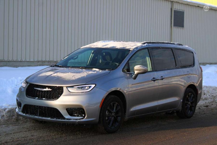 Grey Chrysler Pacifica 2021 in Vilnius, with an engine capacity of 3.61 L and mileage of 141 thousand km for 22900 €, photo 3 on AUTOMOTO.COM.LV