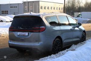 Grey Chrysler Pacifica 2021 in Vilnius, with an engine capacity of 3.61 L and mileage of 141 thousand km for 22900 €, photo 7 on AUTOMOTO.COM.LV