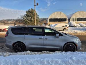 Grey Chrysler Pacifica 2021 in Vilnius, with an engine capacity of 3.61 L and mileage of 141 thousand km for 22900 €, photo 8 on AUTOMOTO.COM.LV