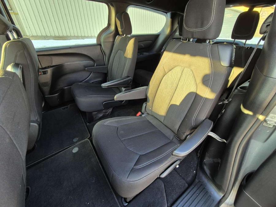 Grey Chrysler Pacifica 2021 in Vilnius, with an engine capacity of 3.61 L and mileage of 141 thousand km for 22900 €, photo 13 on AUTOMOTO.COM.LV