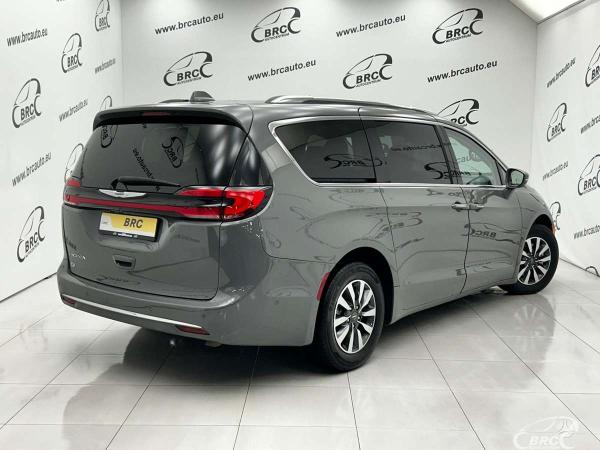 Grey Chrysler Pacifica 2021 in Vilnius, with an engine capacity of 3.61 L and mileage of 104 thousand km for 29900 €, photo 3 on AUTOMOTO.COM.LV