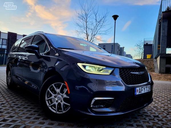 Grey Chrysler Pacifica 2021 in Vilnius, with an engine capacity of 3.60 L and mileage of 161 thousand km for 19800 €, photo 8 on AUTOMOTO.COM.LV