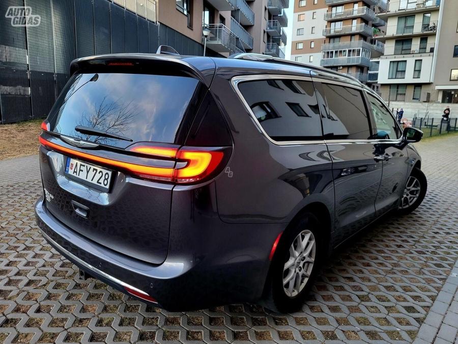 Grey Chrysler Pacifica 2021 in Vilnius, with an engine capacity of 3.60 L and mileage of 161 thousand km for 19800 €, photo 13 on AUTOMOTO.COM.LV