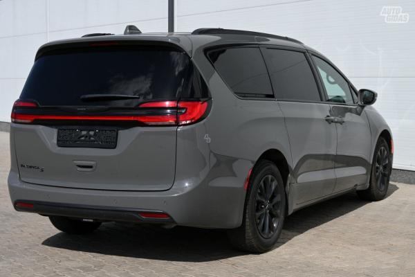 Grey Chrysler Pacifica 2021 in Kretinga, with an engine capacity of 3.60 L and mileage of 63 thousand km for 25499 €, photo 7 on AUTOMOTO.COM.LV