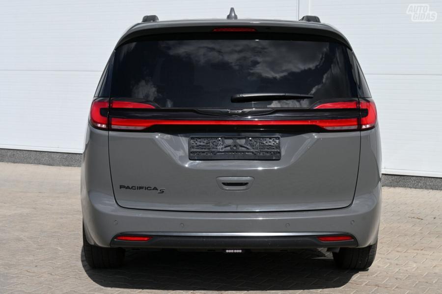 Grey Chrysler Pacifica 2021 in Kretinga, with an engine capacity of 3.60 L and mileage of 63 thousand km for 25499 €, photo 9 on AUTOMOTO.COM.LV