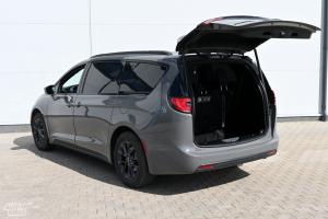 Grey Chrysler Pacifica 2021 in Kretinga, with an engine capacity of 3.60 L and mileage of 63 thousand km for 25499 €, photo 12 on AUTOMOTO.COM.LV