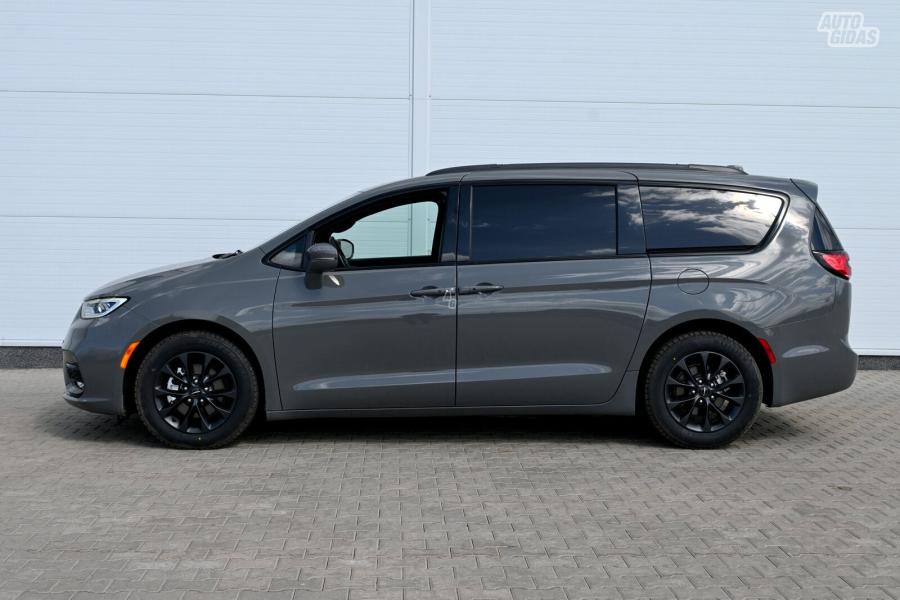 Grey Chrysler Pacifica 2021 in Kretinga, with an engine capacity of 3.60 L and mileage of 63 thousand km for 25499 €, photo 13 on AUTOMOTO.COM.LV