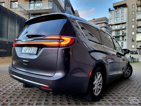 Grey Chrysler Pacifica 2021 in Vilnius, with an engine capacity of 3.60 L and mileage of 161 thousand km for 19500 €, photo 8 on AUTOMOTO.COM.LV