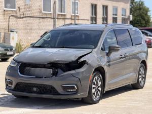 Pelēks Chrysler Pacifica 2021 Šauļi, ar dzinēja tilpumu 3.61 L un nobraukumu 138 tūkst. km par 15500 €, foto  vietnē AUTOMOTO.COM.LV