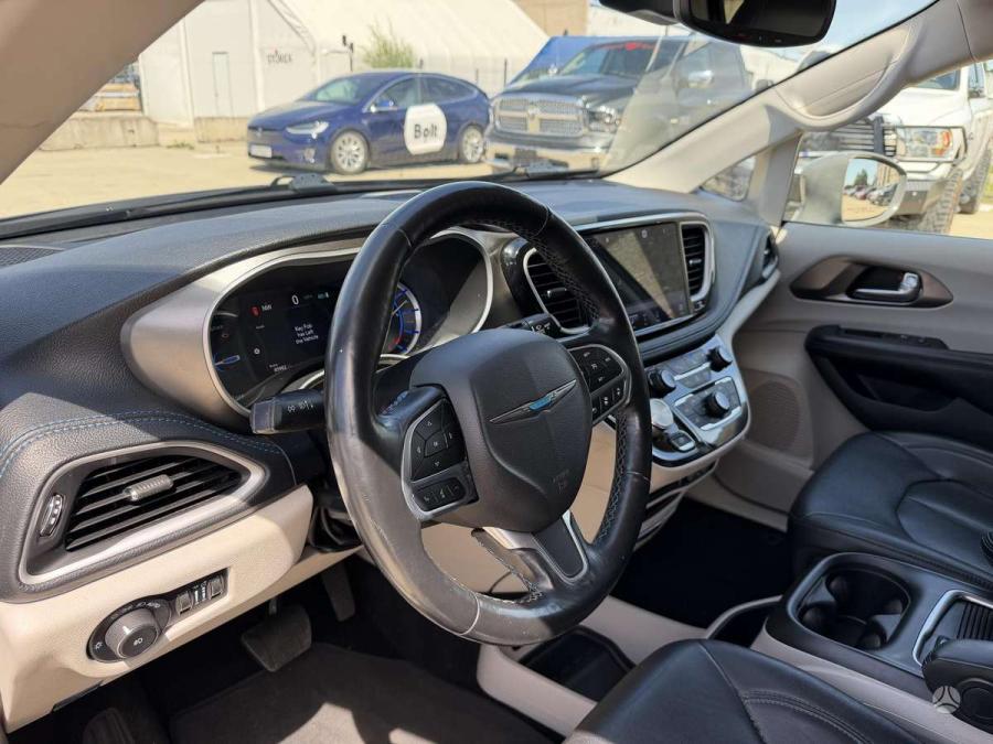 Pelēks Chrysler Pacifica 2021 Šauļi, ar dzinēja tilpumu 3.61 L un nobraukumu 138 tūkst. km par 15500 €, foto 9 vietnē AUTOMOTO.COM.LV