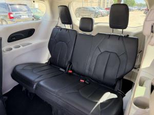Pelēks Chrysler Pacifica 2021 Šauļi, ar dzinēja tilpumu 3.61 L un nobraukumu 138 tūkst. km par 15500 €, foto 20 vietnē AUTOMOTO.COM.LV
