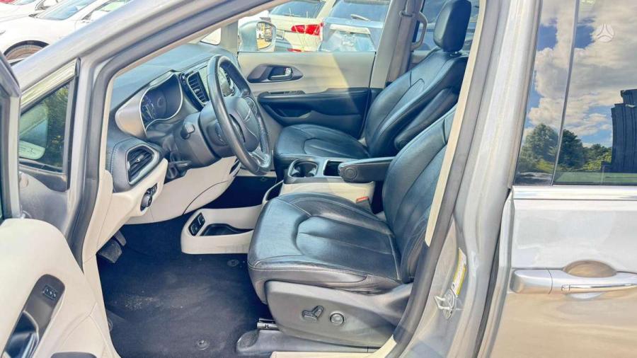 Pelēks Chrysler Pacifica 2021 Ukmergė, ar dzinēja tilpumu 3.61 L un nobraukumu 146 tūkst. km par 12999 €, foto 12 vietnē AUTOMOTO.COM.LV