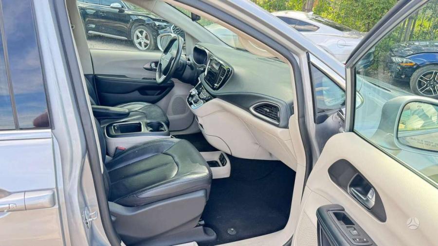 Pelēks Chrysler Pacifica 2021 Ukmergė, ar dzinēja tilpumu 3.61 L un nobraukumu 146 tūkst. km par 12999 €, foto 18 vietnē AUTOMOTO.COM.LV