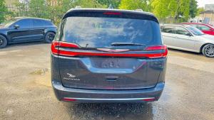 Grey Chrysler Pacifica 2021 in Ukmerge, with an engine capacity of 3.61 L and mileage of 111 thousand km for 7999 €, photo 3 on AUTOMOTO.COM.LV
