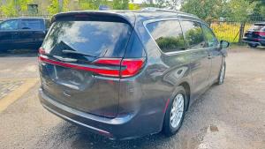 Grey Chrysler Pacifica 2021 in Ukmerge, with an engine capacity of 3.61 L and mileage of 111 thousand km for 7999 €, photo 5 on AUTOMOTO.COM.LV