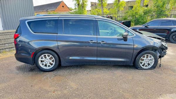 Pelēks Chrysler Pacifica 2021 Ukmergė, ar dzinēja tilpumu 3.61 L un nobraukumu 111 tūkst. km par 7999 €, foto 5 vietnē AUTOMOTO.COM.LV