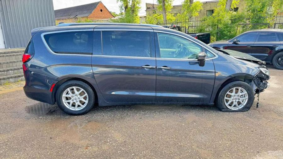 Grey Chrysler Pacifica 2021 in Ukmerge, with an engine capacity of 3.61 L and mileage of 111 thousand km for 7999 €, photo 6 on AUTOMOTO.COM.LV